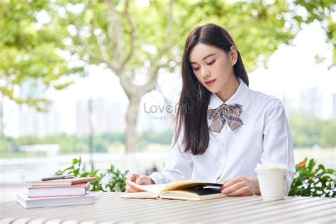 야외에서 독서하는 젊은 여성 학생 사진 무료 다운로드 Lovepik