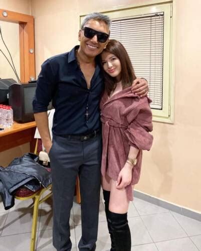 بیوگرافی و عکس دنیا دادرسان خواننده سایت شرط بندی دنیا دادرسان