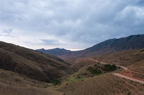 산 들 사이 아름 다운 오프로드 트레일 협곡 아시 고원에서 바르토가이 저수지로 가는 길 0명에 대한 스톡 사진 및 기타 이미지
