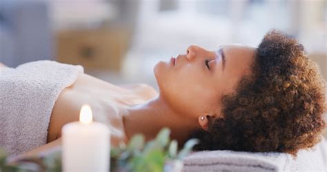 스파 휴식 및 젠 여성은 객실에서 미용 물리 치료 또는 스킨 케어를 제공합니다 양초와 화장품으로 아로마테라피 또는 피부 건강 및 웰빙을 위한 고급 트리트먼트를 위한 테이블에