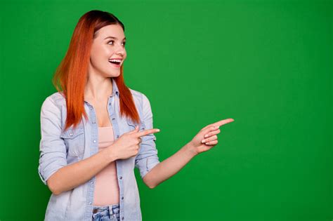 클로즈업 사진 아름 다운 펑키 그녀는 그녀의 여우 같은 여자를 잡고 손 팔 손가락 표시 빈 공간을 조언 낮은 작은 가격 쇼핑