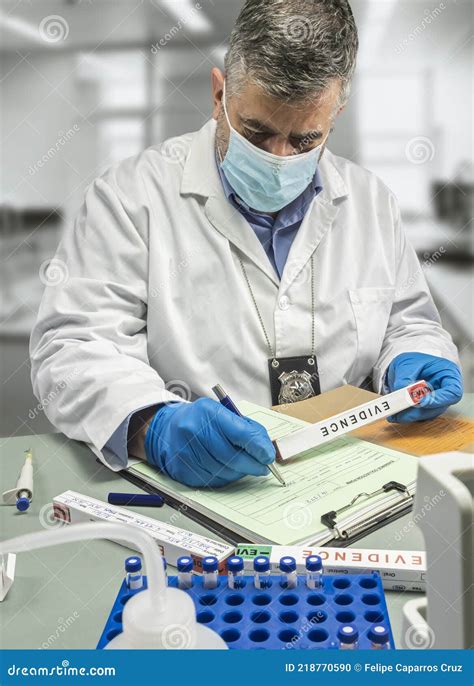 警方科学家从犯罪实验室获取证据 库存照片 图片 包括有 检验 头发 特写镜头 专家 概念性 官员 218770590