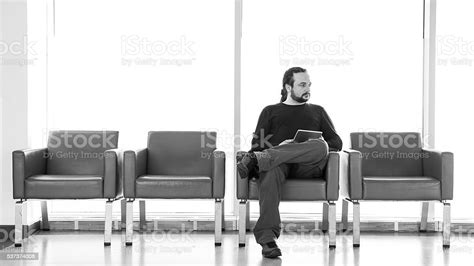 남자 자신의 디지털 태블릿 Pc를 공항 라운지 기업 재무와 산업에 대한 스톡 사진 및 기타 이미지 기업 재무와 산업 남자 디지털 태블릿 사용하기 Istock