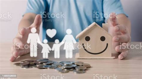 남자는 돼지 저금통과 아이콘 가족 연금 투자 기금 모금 자선 단체 기부 저축 가족 재정 계획 개념 주택 구입을 위한 돈 절약 아이디어에 보호합니다 가계에 대한 스톡 사진 및