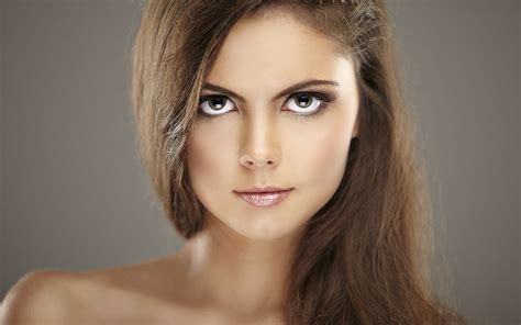 Hd Close Up Of Brunette Woman With Captivating Brown Eyes 1920x1200