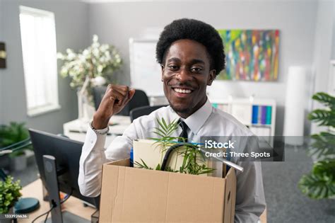아프로 머리를 가진 어두운 피부 남자는 상자 잎 회사에 포장 된 것들과 함께 사무실에서 걸어 회사를 종료 기업은 책임을 종료 은퇴 퇴직 사회 방은 주먹 재미에 꽉 손을 제기