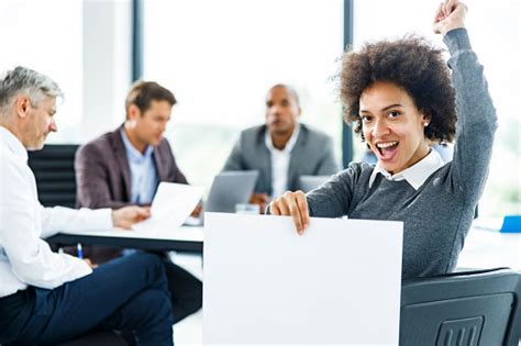 사무실에서 성공을 축하하는 빈 종이와 행복한 흑인 사업가 명랑한에 대한 스톡 사진 및 기타 이미지 명랑한 문서 축하