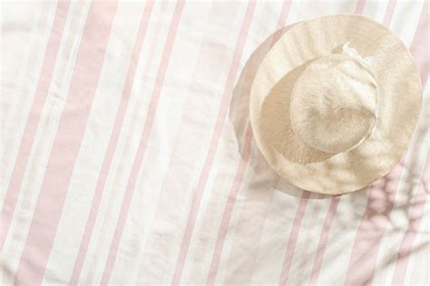 여름 해변 라이프스타일 미적 사진 야자수 잎 그림자가 있는 줄무늬 분홍색 비치 타월에 챙이 넓은 태양 모자 여름 파티 여행 휴가 배경 행복한 여름 날 배경 주제에 대한 스톡