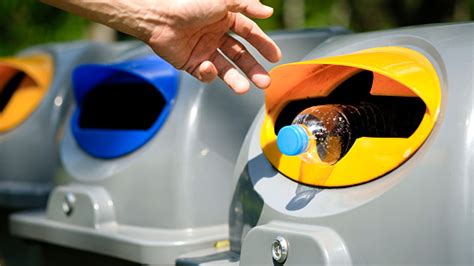 플라스틱 병을 탱크에 폐기하십시오 사람이 쓰레기캔에 쓰레기를 던져 유해 폐기물처럼 처분하는 별도의 쓰레기로 감소에 대한 스톡 사진 및 기타 이미지 Istock