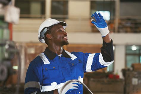 산업 공장에서 선반 기계로 일하는 남성 엔지니어 노동자 안전 유니폼 헬멧을 착용 남성 기술자 작업장 공장에서 기계의 유지 보수 부품 25 29세에 대한 스톡 사진 및 기타