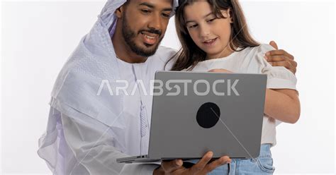 مفهوم التعلم عن بعد باستخدام الأجهزة التقنية الحديثة والتكنولوجيا
