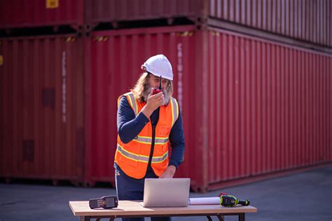 선박 산업의 재고 선적 일정 또는 컨테이너 추적 기술 및 안전을 관리하는 운영 물류 및 선적 야드를 감독하는 부두 작업자 또는 엔지니어 컨테이너 야드에서 활동하는 전문가를