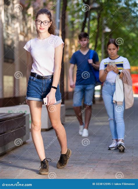 Linda Chica Adolescente Caminando Por La Calle Imagen De Archivo Imagen De Masculino Resorte