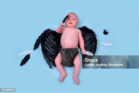 푸른 스튜디오 배경에 검은 악마 날개를 가진 신생아 소년 복사 공간 한 달 된 기저귀에 유아 백인 아이 1개월에 대한 스톡 사진 및 기타 이미지 Istock