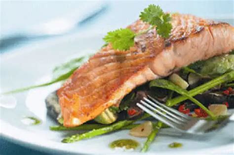 Stekt Laks På Seng Av Grønnsaker