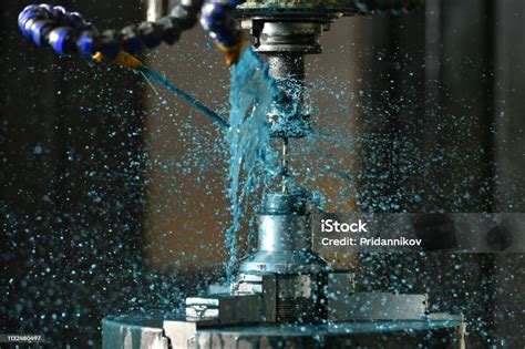 스핀 들 척 및 설치 금속 부품에 포켓 고정밀 Cnc 산업 선반 선반 기계 Cnc 기계 드릴 금속 부분에 구멍을 닫습니다 많은 절삭유 스프레이 Cutting Fluid에