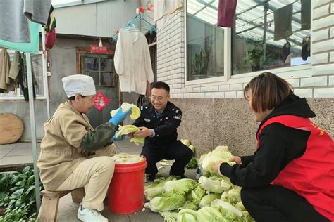 【警地融合】当好群众“贴心人”民警为独居老人送“温暖”活动进行关怀