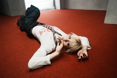 陳泳希mv場景如《鬼店》電梯 鼓吹歌迷撕爛她專輯發洩emo I Media 愛傳媒