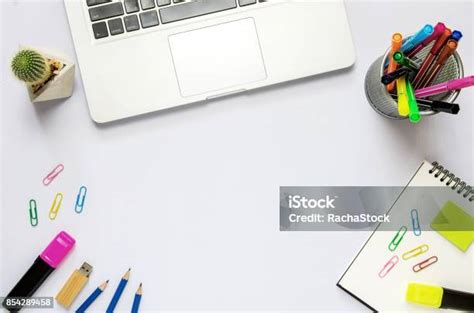 사무실 직장 개념입니다 노트북 선인장 클립 연필 플래시 드라이브 마커 컬러 펜 화이트 책상에 컴퓨터 키보드 복사 공간 평면 상단 보기 누워 Usb 메모리에 대한 스톡 사진