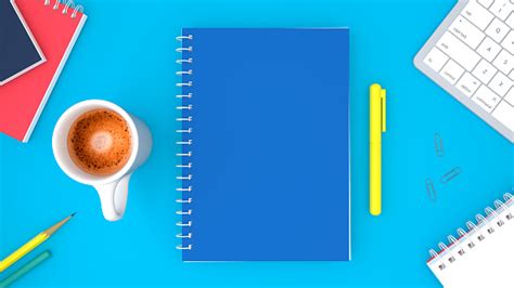 메모장이 있는 파란색 데스크탑 커피 컵이 있는 키보드 및 기타 작업 용품 텍스트 입력을 위한 복사 공간이 있는 평면도입니다