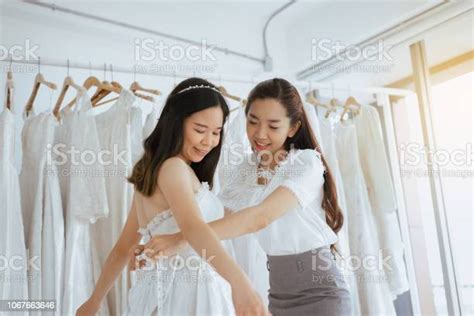 아시아 소녀 신부 웨딩 드레스 여자 디자이너 패션 스튜디오 행복 하 고 미소에 테이프를 측정 하 여 조정에 노력 하 고 2명에 대한 스톡 사진 및 기타 이미지 Istock