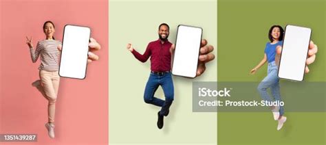 행복한 흥분 아시아 여성과 아프리카 계 미국인 남자 점프 부터 기쁨과 빈 화면으로 전화를 보여주는 남자에 대한 스톡 사진 및 기타 이미지 Istock