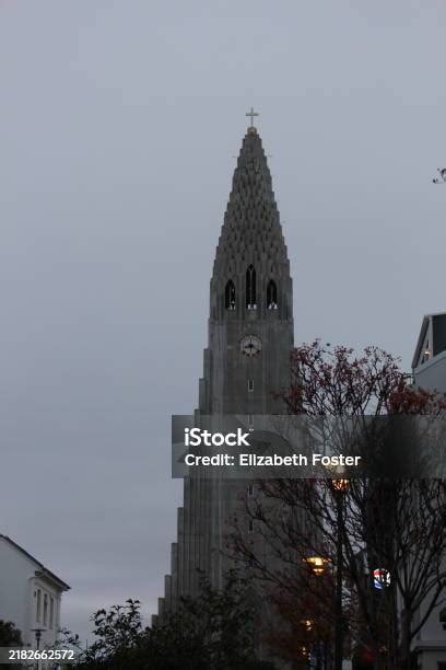 레이캬비크에 있는 할그림스키르캬 교회의 정면 정면 사진 0명에 대한 스톡 사진 및 기타 이미지 Istock