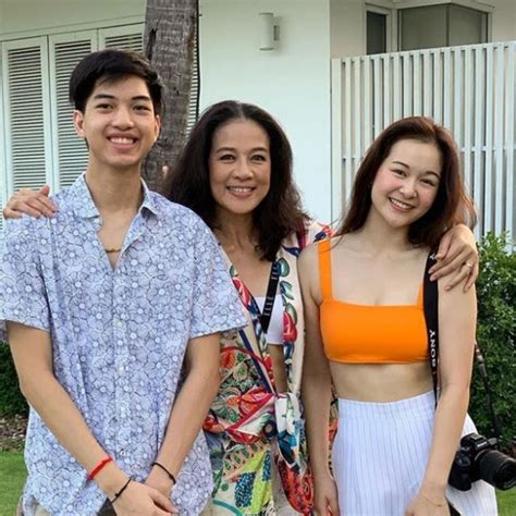 น้องเหนือ พาเพื่อนชายมา รดน้ำดำหัว แม่กบ พ่อเอ๋ The Bangkok Insight