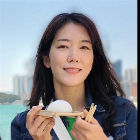 오늘 일요일 상황😇 저랑 남편은 어제 너무 신나게 마셨는지 술병이 나서 서로 번갈아가며 새벽에 화장실가서 🤮대결을 하기 바빴고 우리딸은 8시에 일어나서 밥달라고🤣 음식냄새만