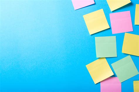 많은 색깔 모형 빈 파란색 배경에 사무실 스티커와 텍스트 위한 공간을 복사 0명에 대한 스톡 사진 및 기타 이미지 0명 공란 그림자 Istock