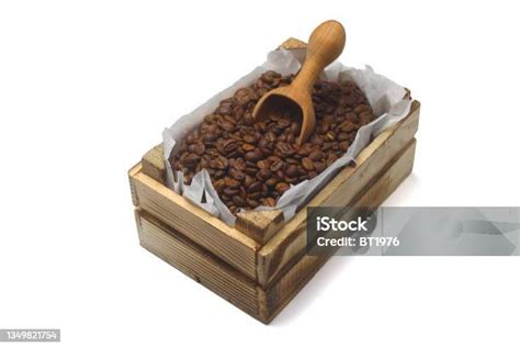 흰색 배경에 고립 된 작은 나무 상자에서 구운 커피 콩을 클로즈업합니다 나무 숟가락으로 0명에 대한 스톡 사진 및 기타 이미지