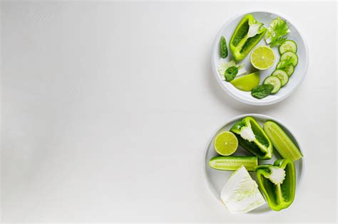 흰 배경에 다진 녹색 채소와 과일을 흰색 접시에 녹색 다이어트 음식 건강하고 채식적인 음식 맨 위 보기입니다 복사 공간 건강한 식생활에 대한 스톡 사진 및 기타 이미지