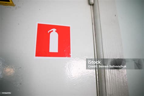 Stiker Tanda Pemadam Api Merah Foto Stok Unduh Gambar Sekarang Alarm Alat Pemadam Api Api