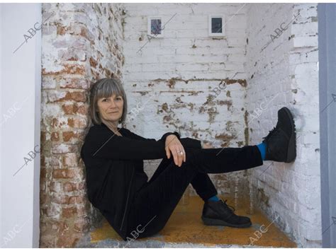 Entrevista A La Escritora Nell Leyshon Archivo Abc