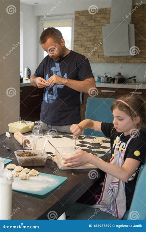 Pai E Filha Fazendo Uma Massa Imagem De Stock Imagem De Pequeno