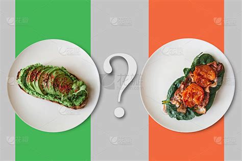 在健康食品和不健康食品之间进行选择的概念。一边是新鲜蔬菜鳄梨三明治，另一边是培根和炸番茄吐司