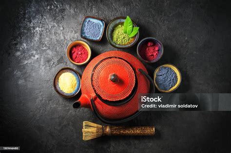 어두운 콘크리트 배경에 다양한 말차 분말 맨 위 보기입니다 건강관리와 의술에 대한 스톡 사진 및 기타 이미지 건강관리와 의술 건강한 식생활 건조한 Istock
