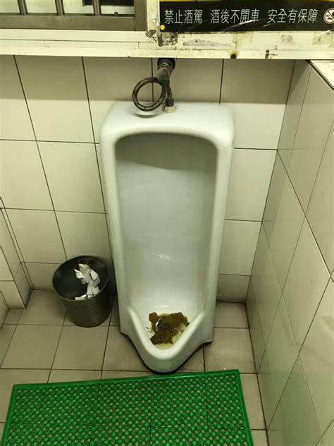 超扯的 在熱炒店上廁所 竟然有人大便在小便斗 爆料公社