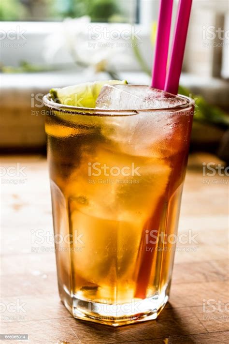 롱 아일랜드 아이스 티 라임 칵테일 얼음 및 핑크 빨 대와 함께 0명에 대한 스톡 사진 및 기타 이미지 0명 Ale 달콤한 음식 Istock
