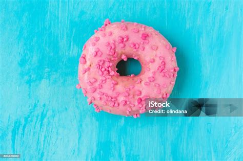 설탕과 핑크 유약된 도넛 스프링 중간 Copyspace 템플릿 생일 카드 포스터에서 밝은 파란색 배경에 텍스트 준비 최고 보기 0명에 대한 스톡 사진 및 기타 이미지