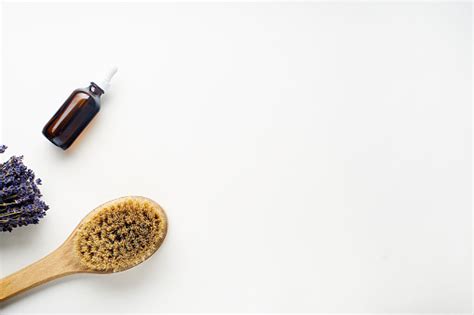 바디 브러쉬 세럼 및 액세서리와 흰색 배경에 스파 뷰티 스킨 케어 플랫 레이 맨 위 보기 텍스트 공간 가정 생활에 대한 스톡