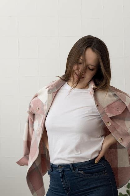 Joven Linda Mujer Gordita Posando Juguetonamente Para La C Mara Foto Premium