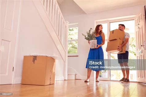 성숙한 부부는 이동 하루에 새로운 집에 정문을 통해 상자를 들고 새 집으로 이사에 대한 스톡 사진 및 기타 이미지 새 집으로 이사 영국 이주 개념 Istock