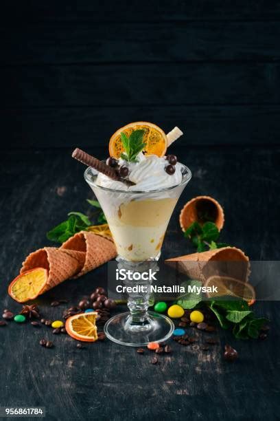 오렌지와 아이스크림입니다 에 검은 나무 배경 공간에 복사 합니다 0명에 대한 스톡 사진 및 기타 이미지 0명 겨울 과일 Istock