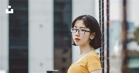 노란색 크루넥 티셔츠와 파란색 데님 청바지를 입은 여성이 검은색 안경 안경을 쓰고 있다 사진 Unsplash의 무료 여자 이미지