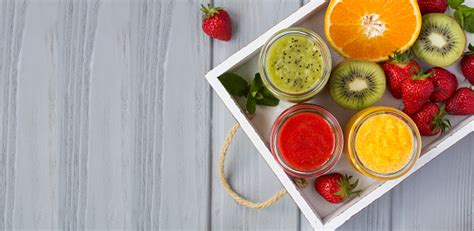 회색 나무 배경의 흰색 쟁반에 있는 작은 유리 병에 과일 스무디 또는 퓌레 공간을 복사합니다 평면도 0명에 대한 스톡 사진 및 기타 이미지 Istock