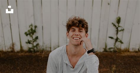 베이지색 스웨터와 파란색 데님 청바지를 입은 여자 회색 콘크리트 바닥에 앉아 사진 Unsplash의 무료 길 이미지