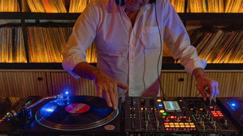 Vinilos Y Cócteles De Autor Escucha Las Diferencias Entre Los Discos Y Los Vinilos En Este Bar
