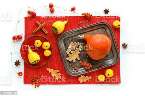 가을 색상 금속 트레이에 노란색과 오렌지 호박과 퀸스 과일 흰색 배경에 활기찬 빨간 섬유 냅킨 마른 오크 잎 로완 베리 대담한 가을 색상과 분위기 0명에 대한 스톡 사진 및