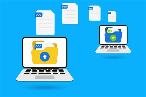 파일 전송 화면에 폴더와 전송 된 문서가있는 두 대의 랩톱 파일 데이터 교환 백업 파일 공유 개념을 복사하십시오 문서를 업로드합니다 플랫 스타일 벡터 일러스트 레이 션